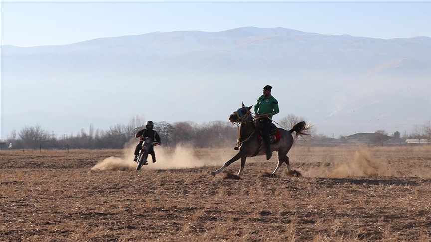 Turkish Motocrossers against Jereed players on the same field - TuraNews