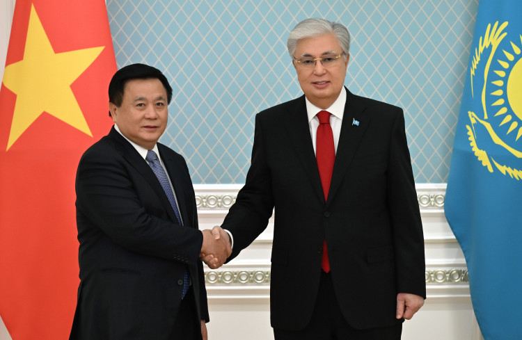 President and Vietnamese Politburo Member Discuss Strengthening ...